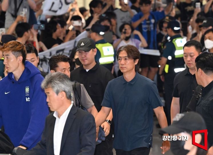Hong Myung-Bo Steps Down, But Anger Remains... Mocking 'Memes' Spread ...