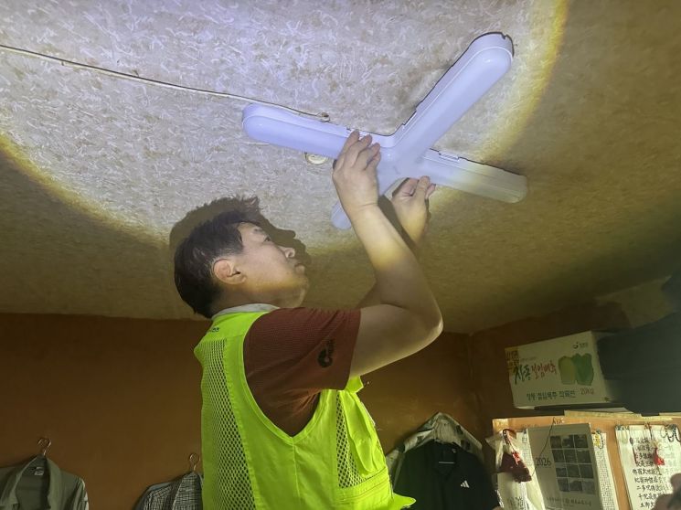 Jongno-gu Officials Volunteer for Home Repairs to Support Vulnerable ...