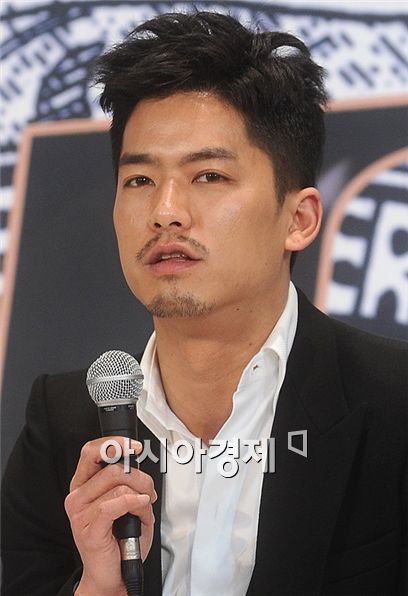 [PHOTO] Lee Yong-woo attends press conference for "Birdie Buddy" - 아시아경제